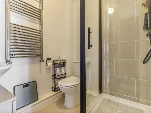2 bedroom flat for sale in Wallace Avenue, Worthing, BN11
