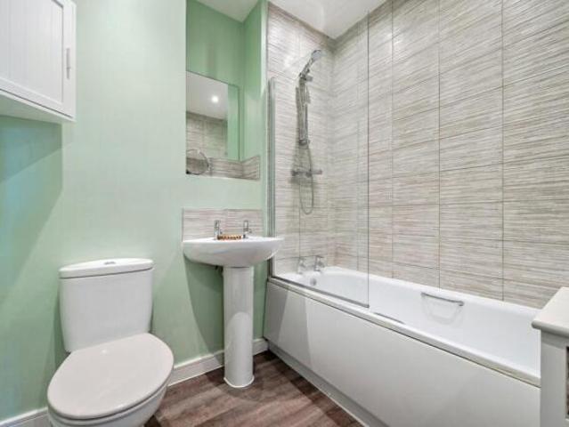 2 bedroom flat for sale in Walnut Tree Close, Guildford, GU1