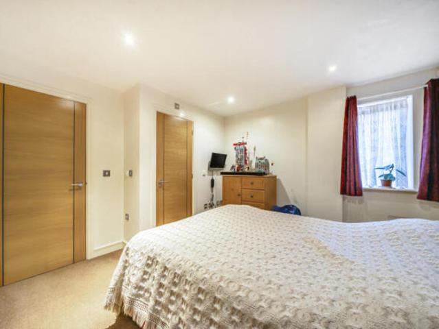 2 bedroom flat for sale in Walnut Tree Close, Guildford, GU1