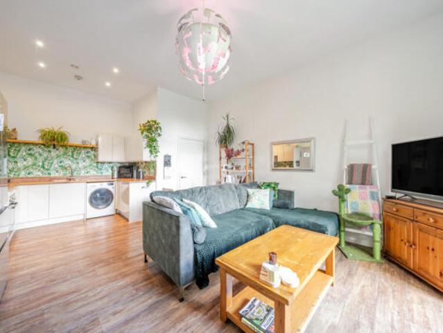 2 bedroom flat for sale in Walnut Tree Close, Guildford, GU1