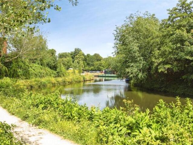 2 bedroom flat for sale in Walnut Tree Close, Guildford, Surrey, GU1