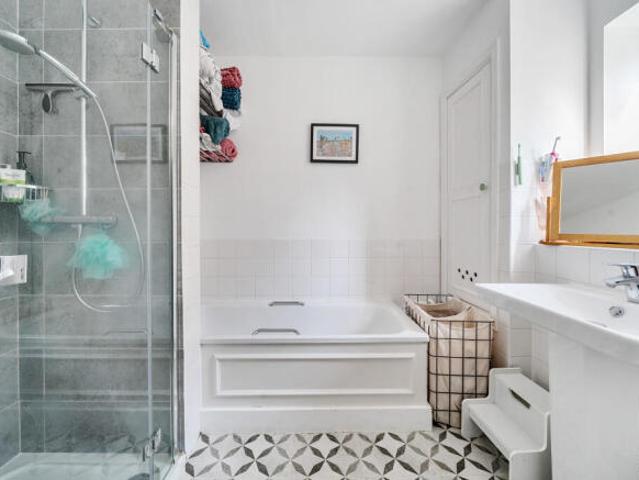 2 bedroom flat for sale in Warwick Road, London, N11