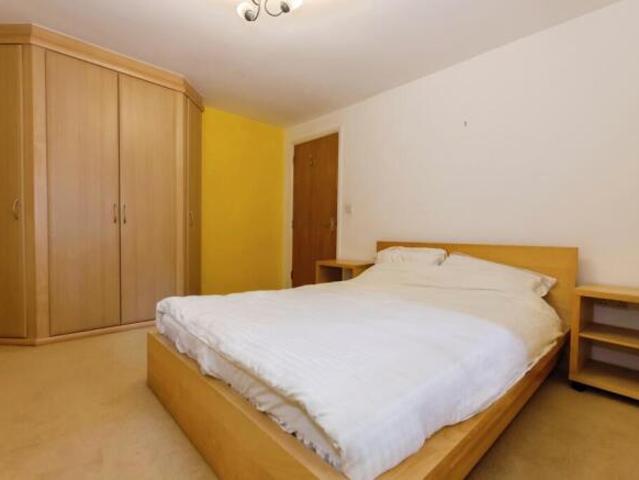 2 bedroom flat for sale in Warwick Road, Solihull, West Midlands, B92