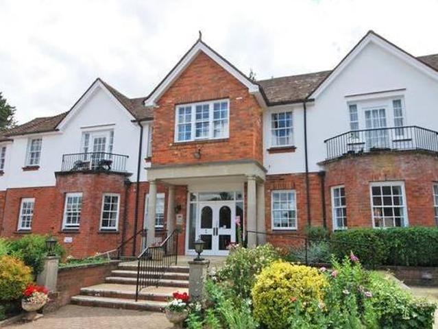 2 bedroom flat for sale in War Memorial Place HenleyonThames RG9 1EP RG9