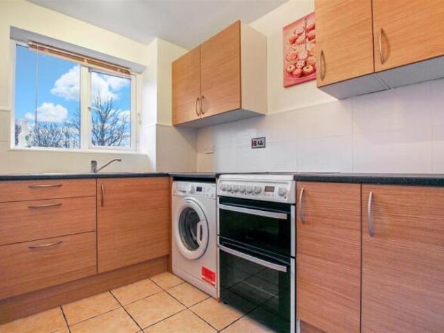 2 bedroom flat for sale in Watford WD18