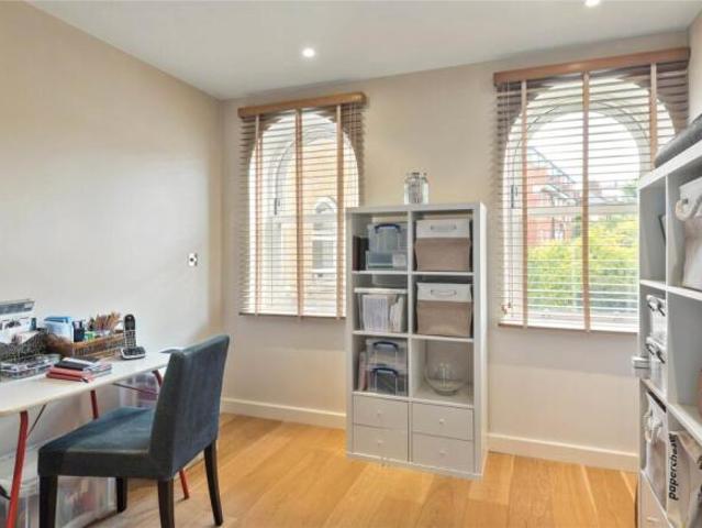 2 bedroom flat for sale in Wendle Square, London, SW11