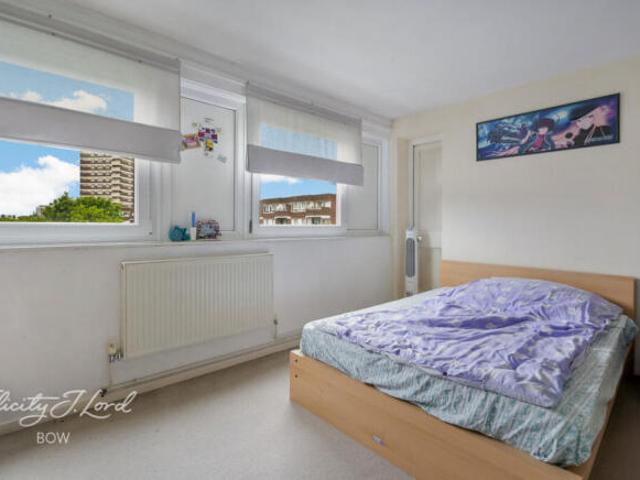 2 bedroom flat for sale in Weatherley Close, London, E3