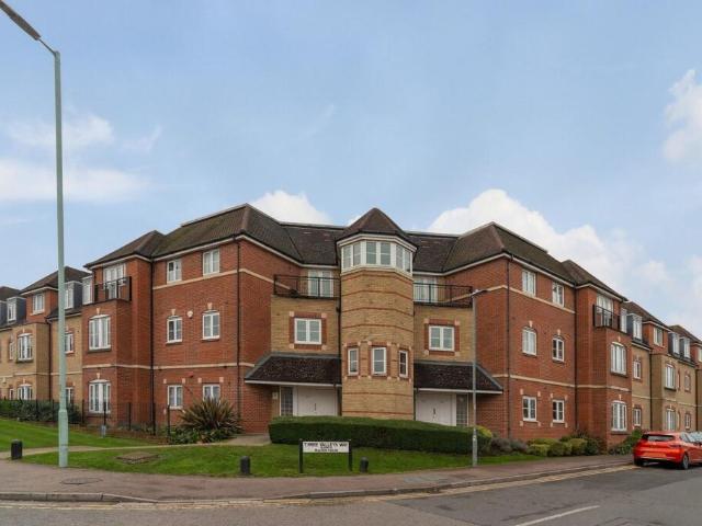 2 bedroom flat for sale in Wellsfield, Bushey, WD23