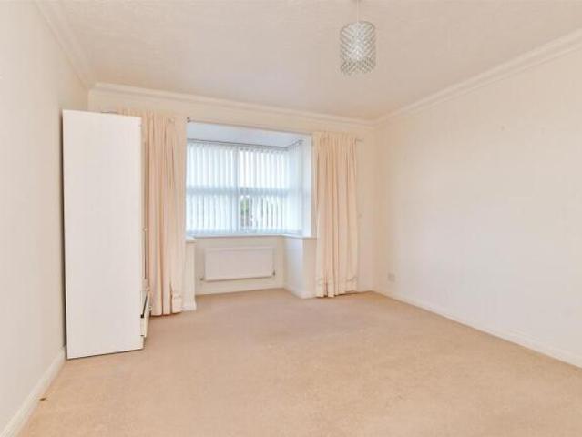 2 bedroom flat for sale in West Avenue, Worthing, West Sussex, BN11