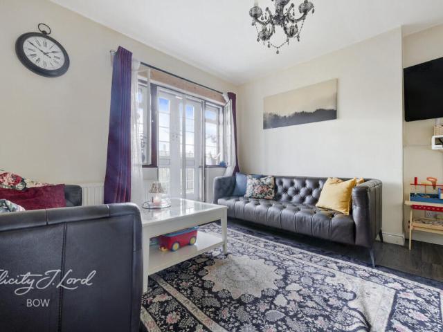 2 bedroom flat for sale in West India Dock Road, London, E14