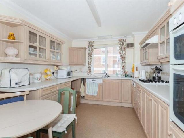 2 bedroom flat for sale in West Parade, Worthing, BN11