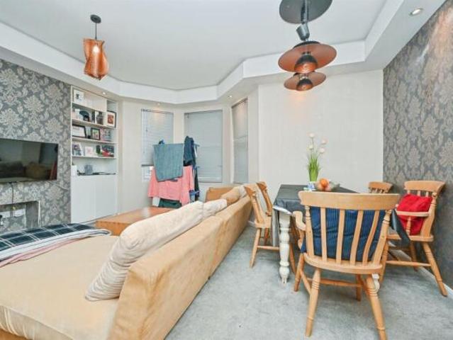 2 bedroom flat for sale in Westland Road, Watford, WD17
