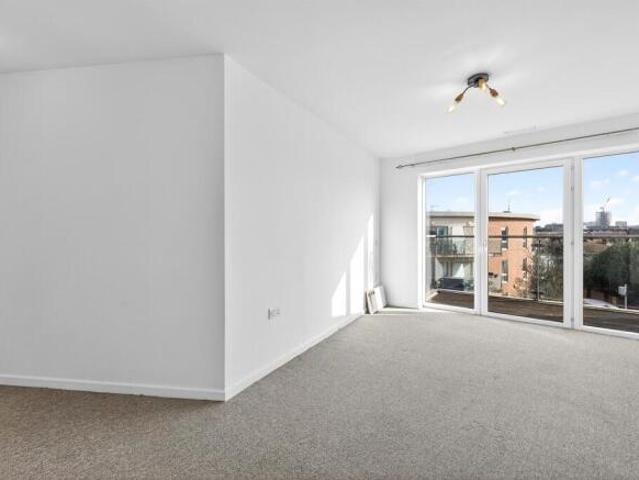 2 bedroom flat for sale in Westway, London, W12