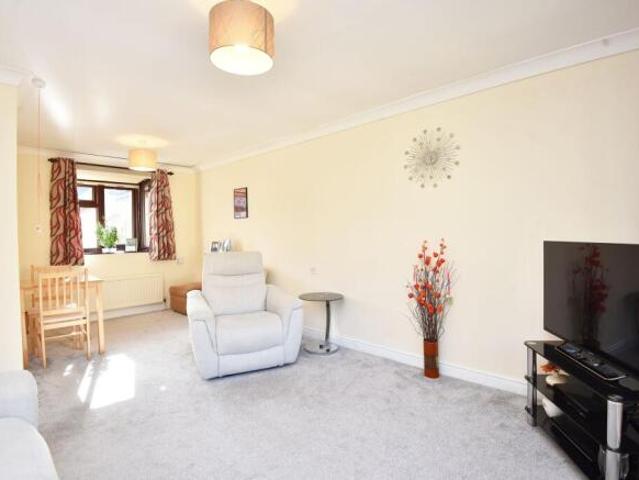 2 bedroom flat for sale in Wetherby Road, Charlwood, HG2