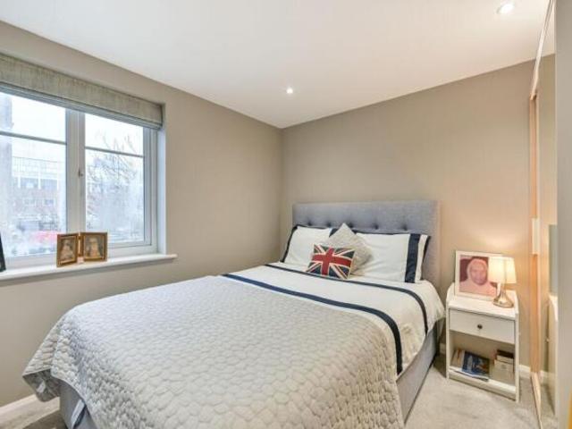 2 bedroom flat for sale in Wexham Road, Slough, SL1
