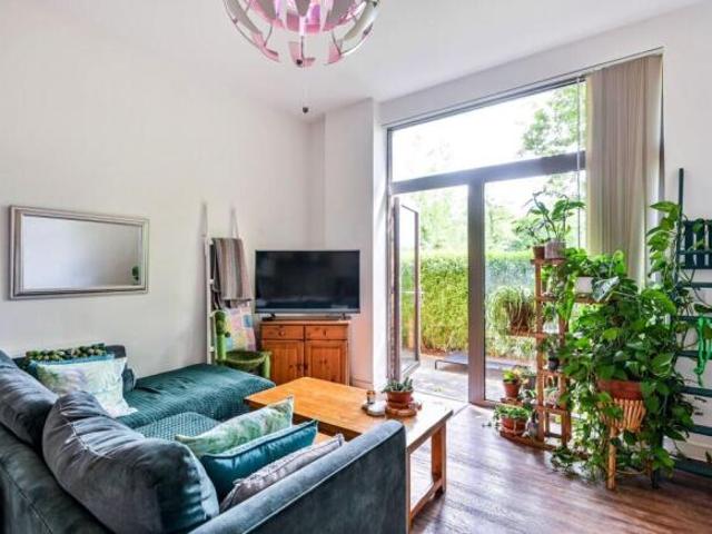 2 bedroom flat for sale in Wey Corner, Guildford, GU1