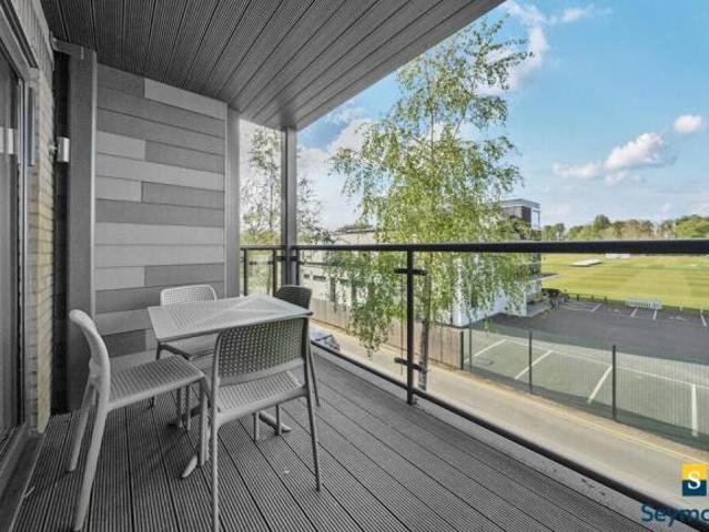 2 bedroom flat for sale in Wharf Road, Guildford, Surrey, GU1