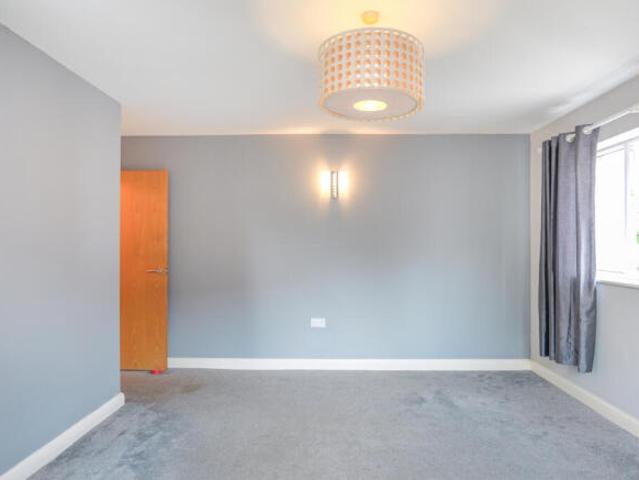 2 bedroom flat for sale in Wheaton Avenue, Leeds, LS15
