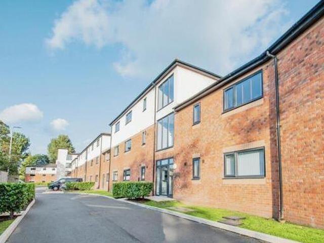 2 Bedroom Flat For Sale In Whitefield, Greater Manchester