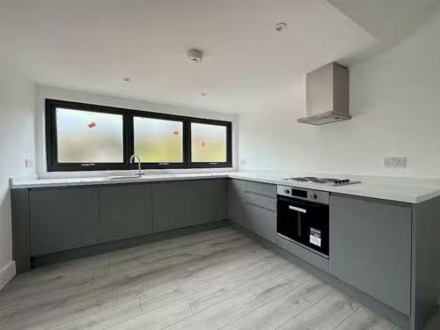 2 Bedroom Flat For Sale In Whyteleafe Hill, Whyteleafe, CR3