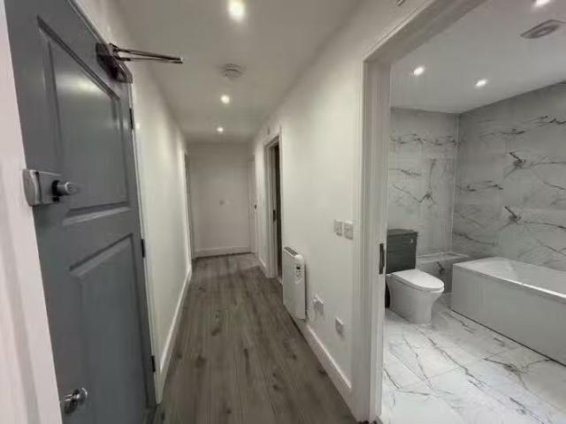 2 Bedroom Flat For Sale In Whyteleafe Hill, Whyteleafe, CR3