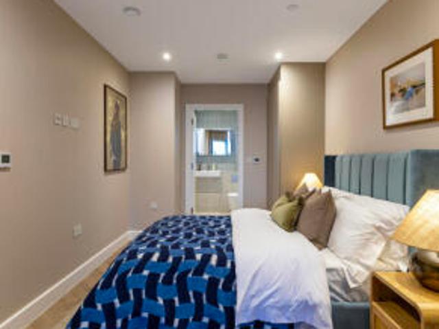 2 bedroom flat for sale in Wimbledon Place, The Broadway, London, SW19