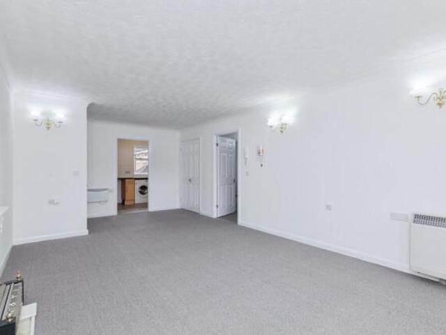2 bedroom flat for sale in Winterburn Gardens, Whetstone, Leicester, LE8