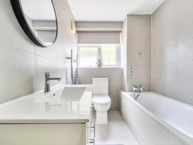 2 bedroom flat for sale in Winvale, Slough, SL1