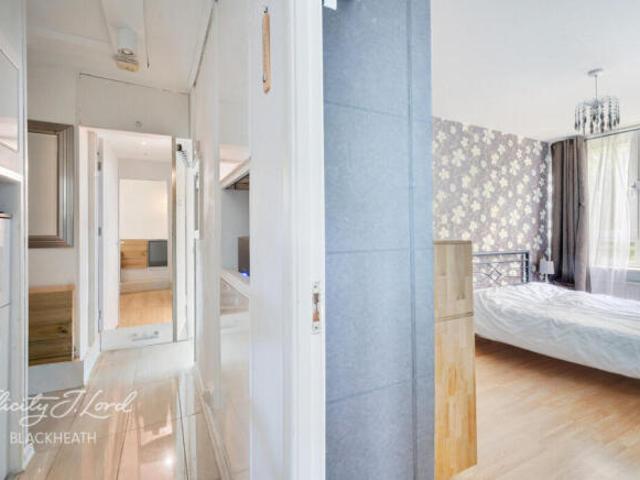 2 bedroom flat for sale in Winchester House, London, SE18