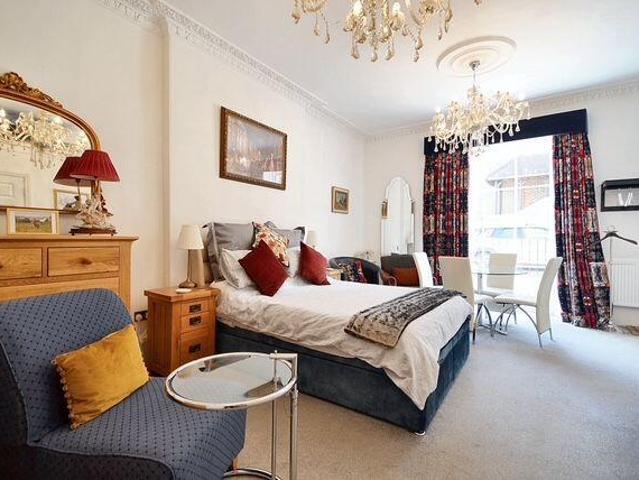 2 bedroom flat for sale in Winchester, SO23