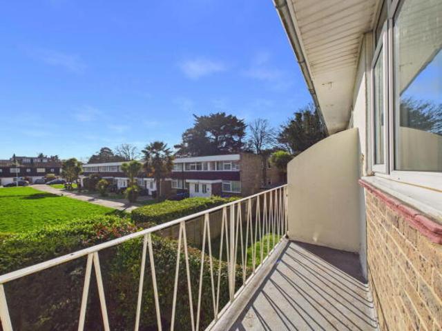 2 bedroom flat for sale in Willow Court, Grand Avenue, Worthing, BN11