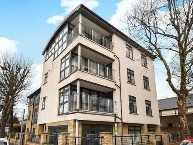 2 bedroom flat for sale in Willow Walk Borough SE1