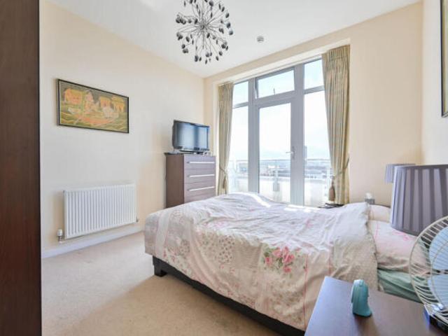 2 bedroom flat for sale in Wilmingon Close, Watford, WD18