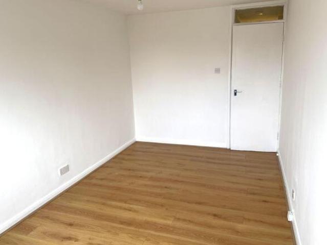 2 bedroom flat for sale in Woodcote Road, Wallington, Surrey. SM6