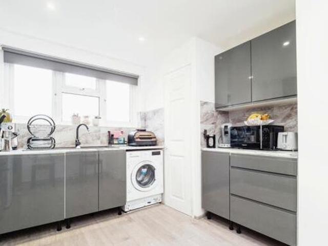 2 Bedroom Flat For Sale In Woodford Green, Essex