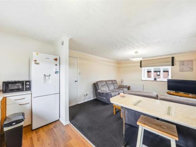 2 bedroom flat for sale in Woodfall Drive, Crayford, Kent, DA1