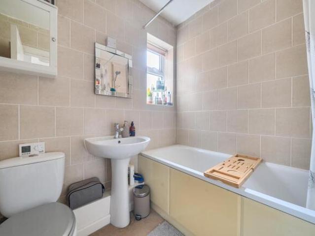 2 bedroom flat for sale in Woodley, Berkshire, RG5