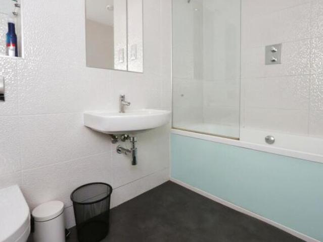 2 bedroom flat for sale in Woodseats Road, Sheffield, South Yorkshire, S8