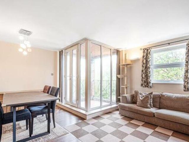 2 Bedroom Flat For Sale In Woodside Park, London
