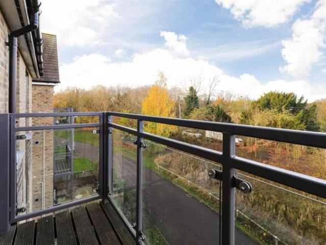 2 bedroom flat for sale in Yeoman Drive, Cambridge, CB3