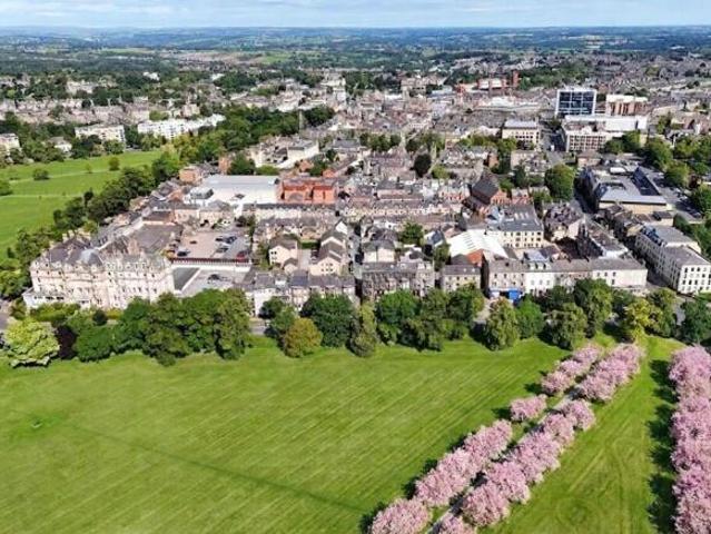 2 bedroom flat for sale in York Place, Harrogate, HG1