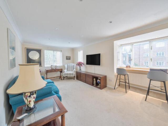 2 bedroom flat for sale in Abbey Mill Lane, St. Albans, AL3