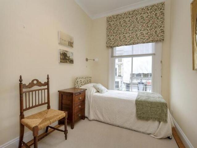 2 bedroom flat for sale in Abingdon Road, London, W8