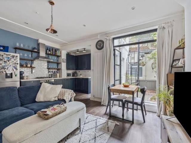 2 bedroom flat for sale in Albert Road, Brighton, BN1