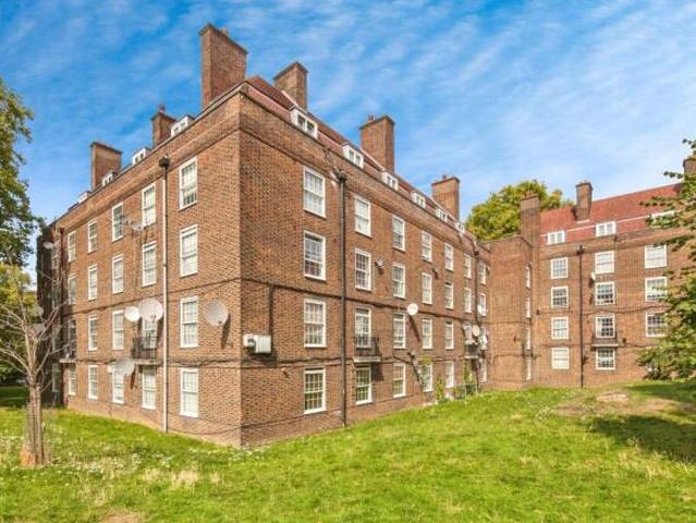 2 bedroom flat for sale in Albion Avenue, London, SW8