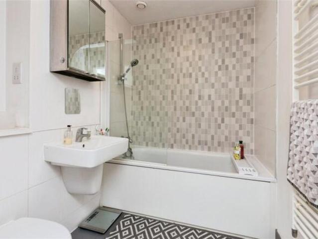 2 bedroom flat for sale in Alencon Link, Basingstoke, Hampshire, RG21