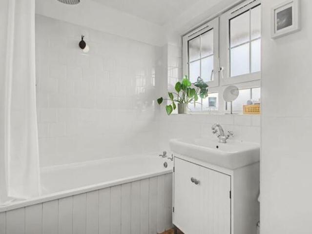 2 bedroom flat for sale in Andover Road N7
