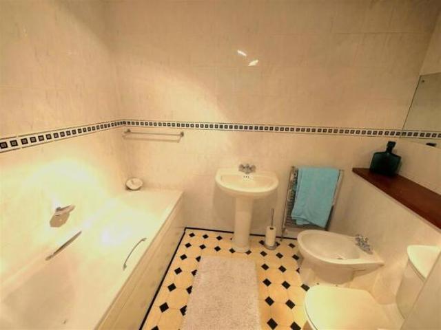 2 bedroom flat for sale in Ascot Court, Glasgow, G12