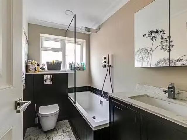 2 Bedroom Flat For Sale In Ash Road, Westerham, TN16