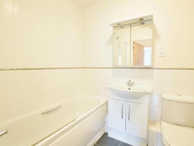 2 bedroom flat for sale in Aspect Court Slough Berkshire, SL1